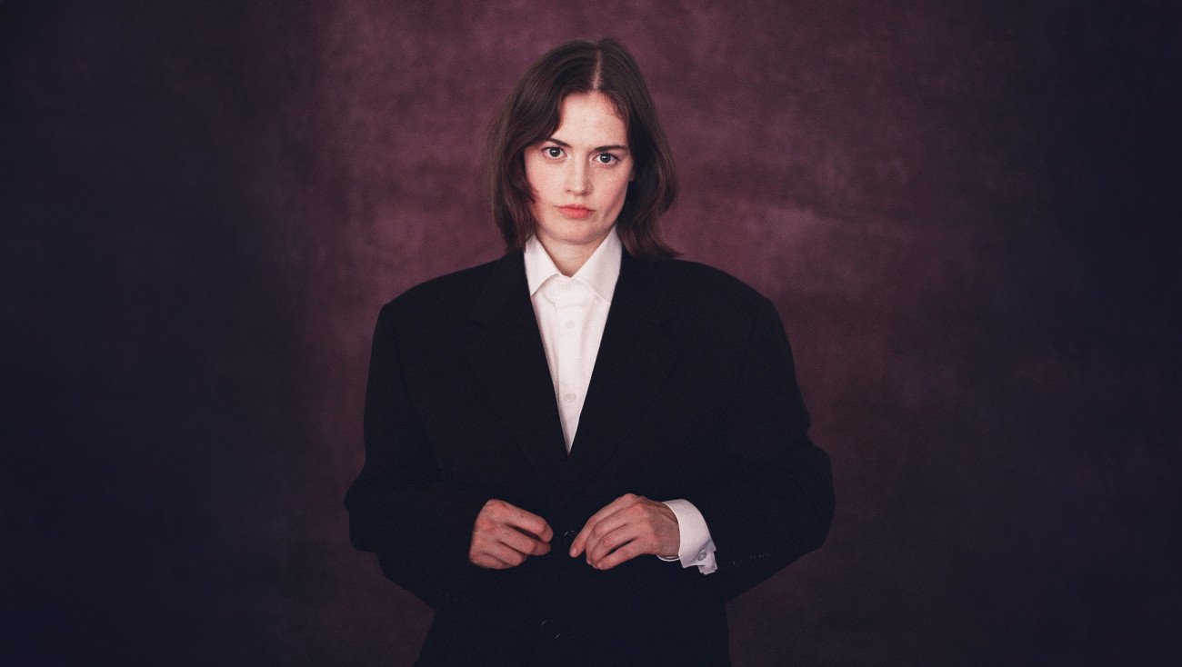 Jane Penny se lanza al synth pop introspectivo en 'Surfacing' | Mindies